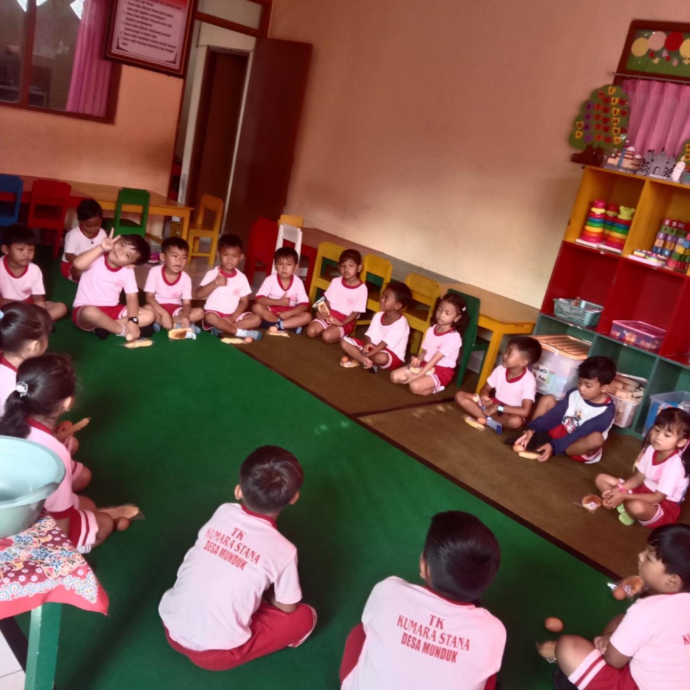 Pemberian pmt untuk murid TK Kumara stana Desa Munduk - Website Desa Munduk
