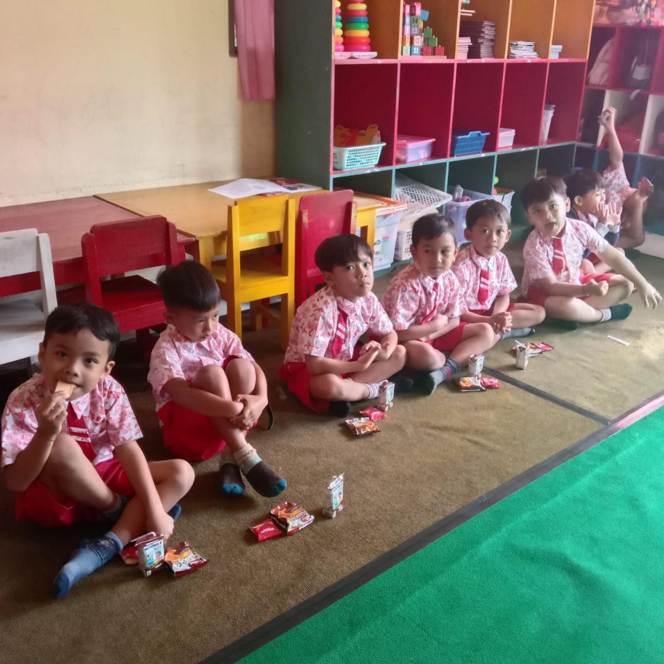 PEMBERIAN PMT KEPADA MURID TK KUMARA STANA MUNDUK - Website Desa Munduk